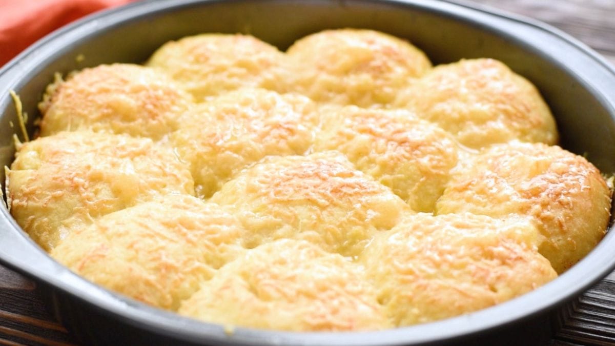 Cheesy Garlic Dinner Rolls (Stuffed with Mozzarella) - Princess Pinky Girl